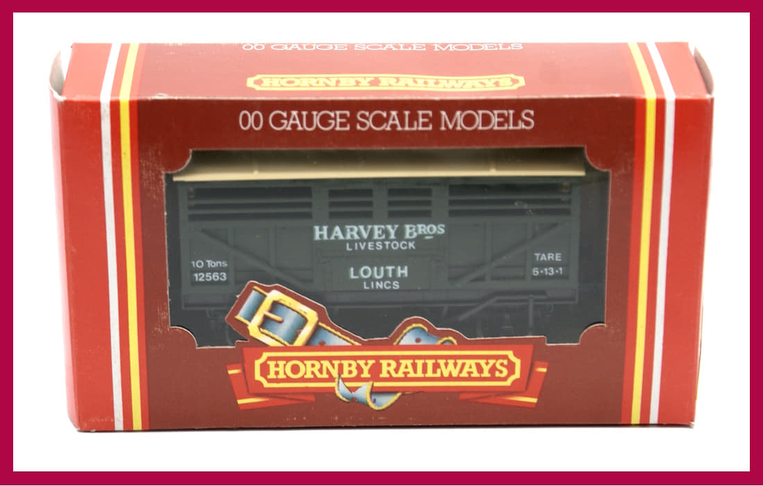 HORNBY RAILWAYS: R215 - CATTLE VAN - HARVEY BROTHERS - MINT