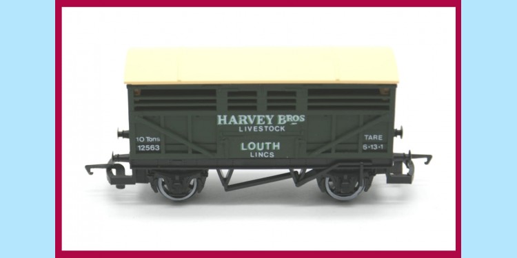 HORNBY RAILWAYS: R215 - CATTLE VAN - HARVEY BROTHERS - MINT